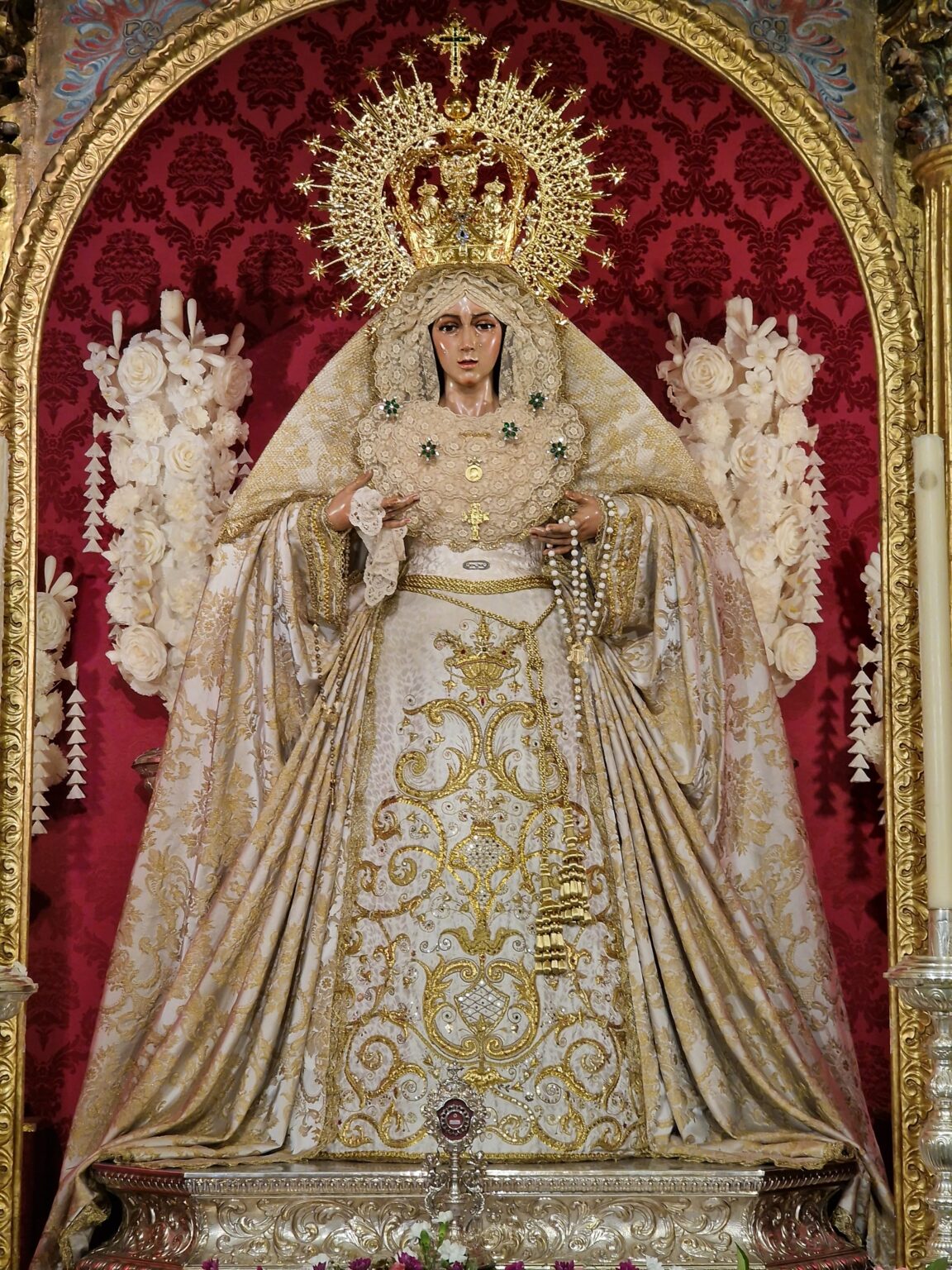 ASÍ LUCE MARIA SANTÍSIMA DE LA ESPERANZA MACARENA VESTIDA PARA EL ...